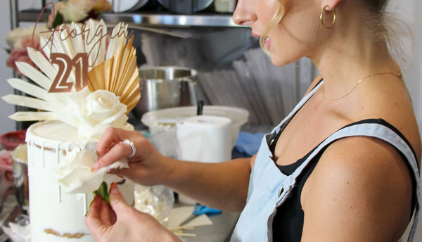 Layered Cake Construction & Lambeth Piping Tutorial – PerthCakeCollective